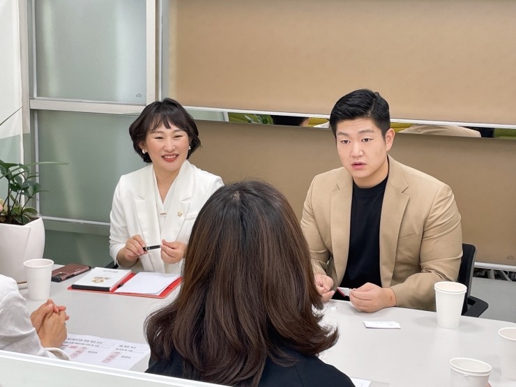 시사프리신문 ﻿국민의힘 도봉갑 김재섭 당협위원장 도봉구의회 강혜란 행정기획위원장과 도봉문화정보도서관 방문